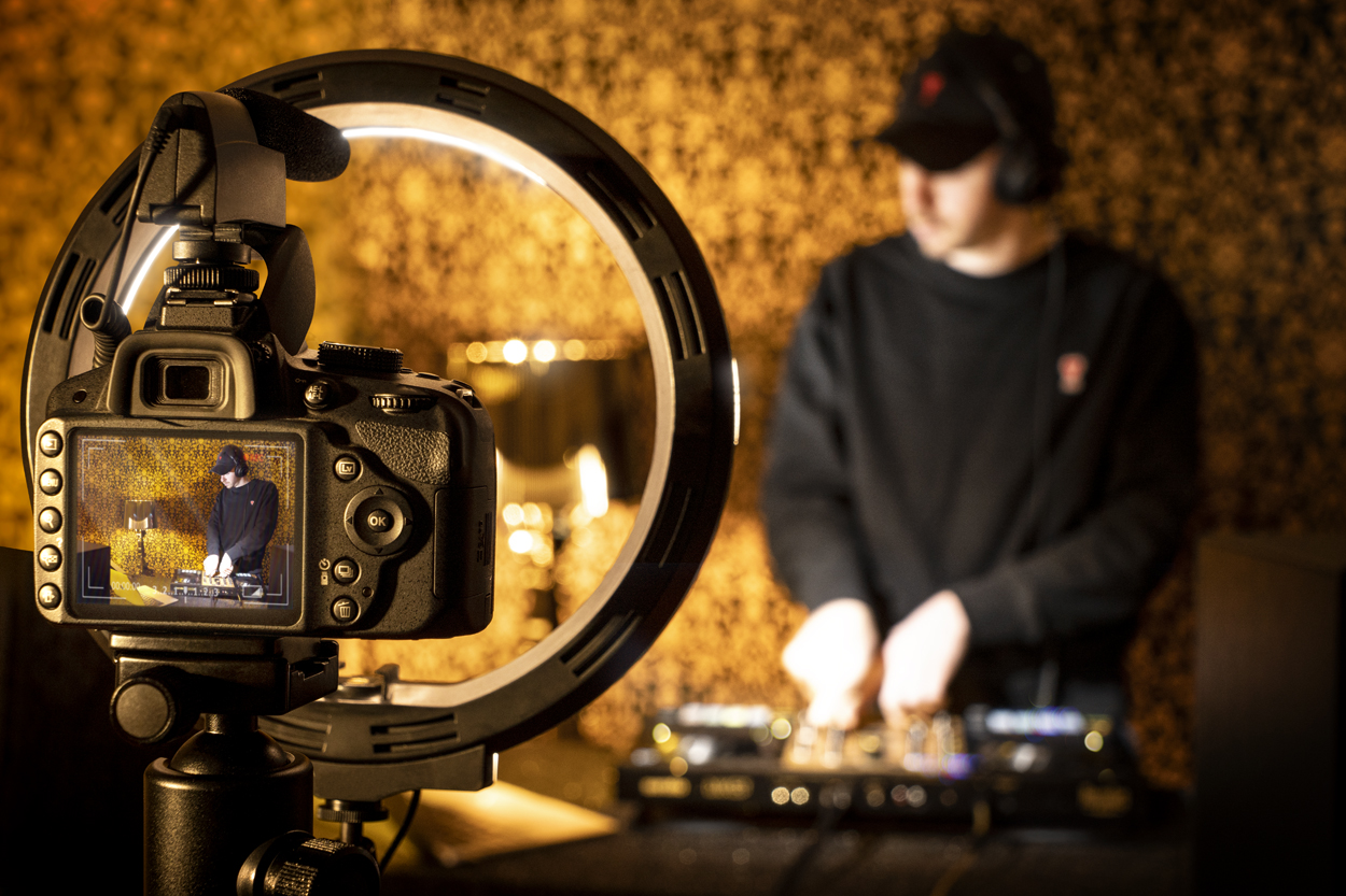 Livestreaming your DJ set: a guide for beginner DJs - Hercules
