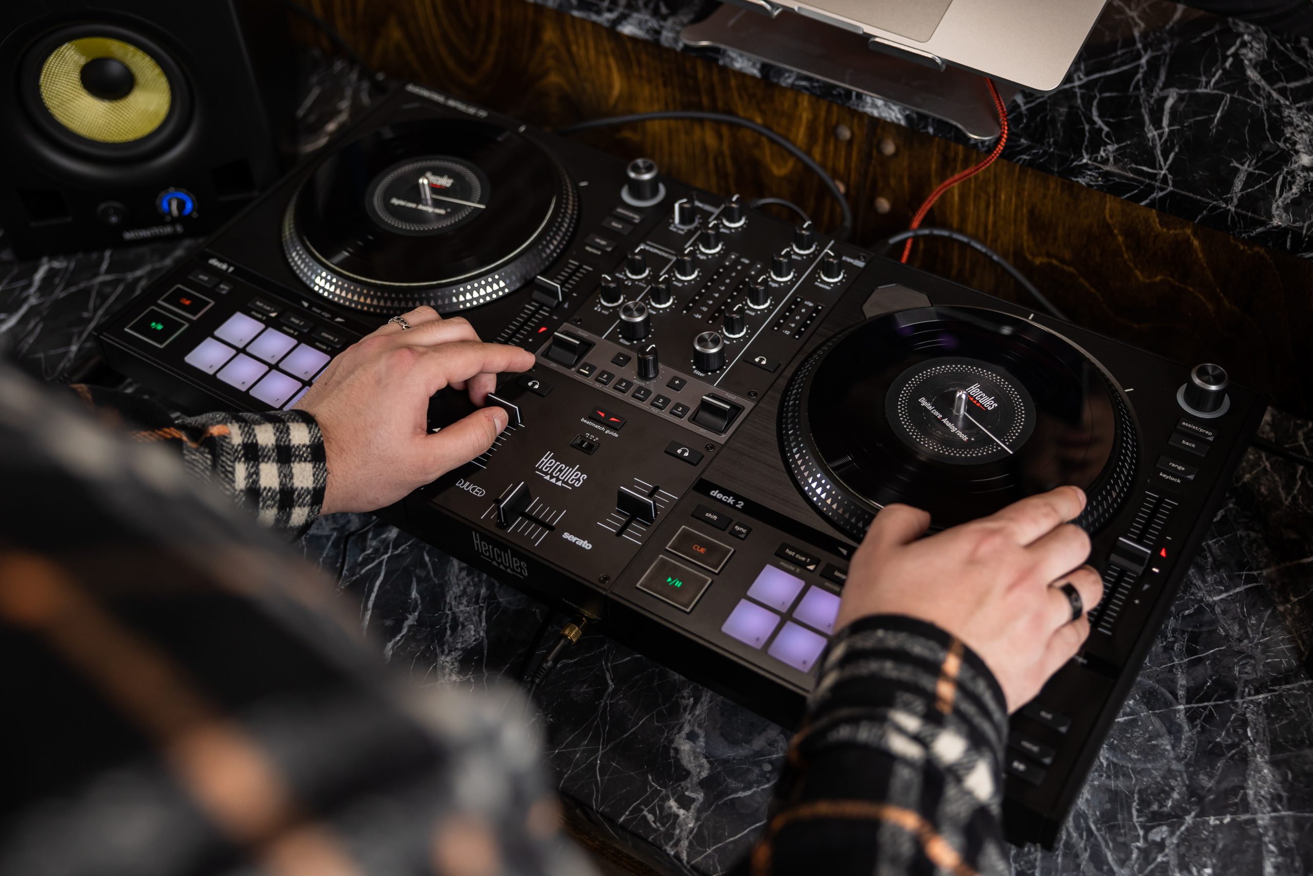 Hercules(嗨 酷 乐)DJControl Inpulse T7:Hercules(嗨 酷 乐)推出高端 DJ 打碟机,模拟黑胶玩法 ... Hercules(嗨 酷 乐)DJControl Inpulse T7:Hercules(嗨 酷 乐)推出高端 DJ 打碟机,模拟黑胶玩法 ...