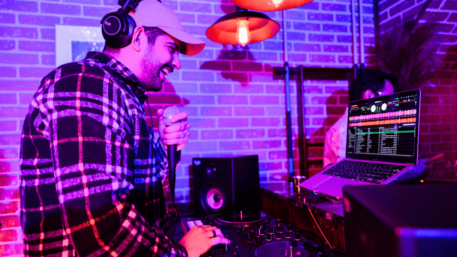 How to craft an unforgettable wedding DJ set - Hercules